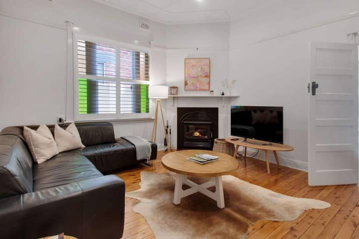 Peter Cottage. Fireplace & Deck. Wagga Wagga Cbd - Wagga Wagga
