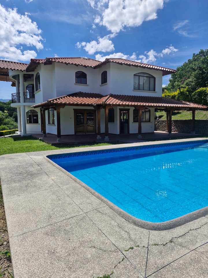 Hogar De Ensueño En El 
Valle De Malacatos - Loja