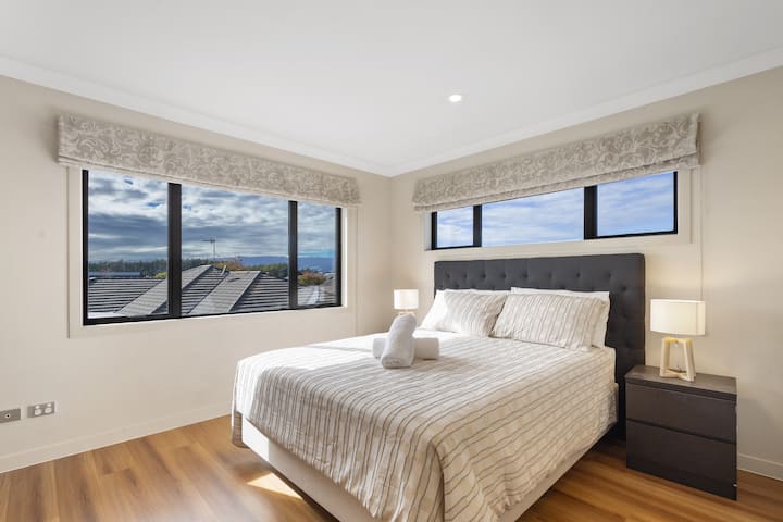 King-bed Room W/ Plenty Of Light In Shared Home - Matamata