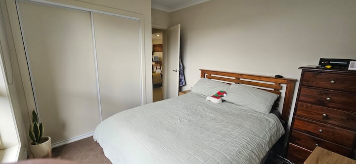 Peaceful Single Bedroom Unit With Study - Point Cook