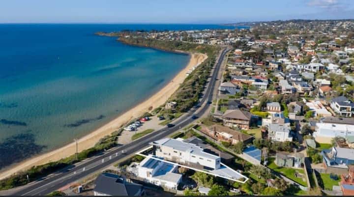 Unbeatable Bay Views • Family Beach Retreat & Spa - Mornington