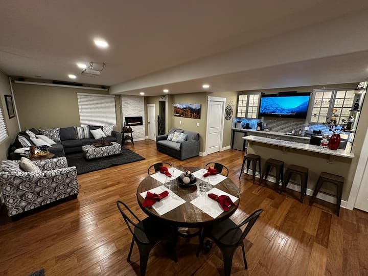 Stylish Walkout Suite - Kitchenette & Laundry - Aurora, CO
