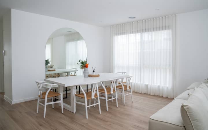 Coastal Luxe Retreat | Sleep 8 | Secure Backyard - 吉朗