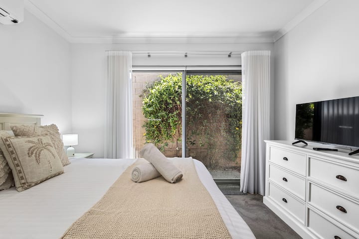 Chic & Sunny Warwick Oasis - Houses for Rent in Warwick, Western ...