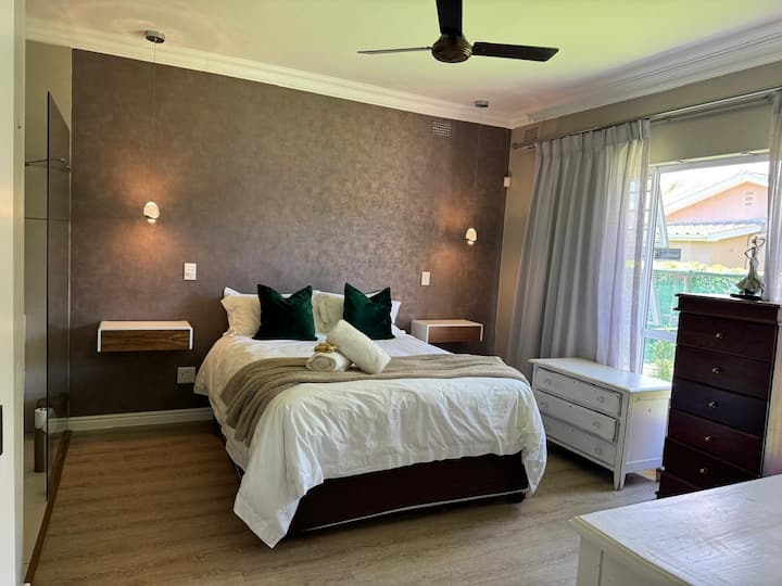 Cheerful 3 Bedroom Beach Escape Braai & Pizza Oven - Somerset West