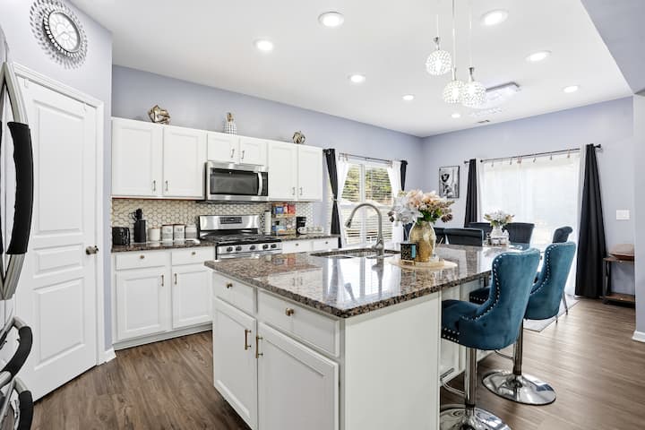 Luxury 7br Estate | Theater, Patio & Pool Table - Stone Mountain, GA