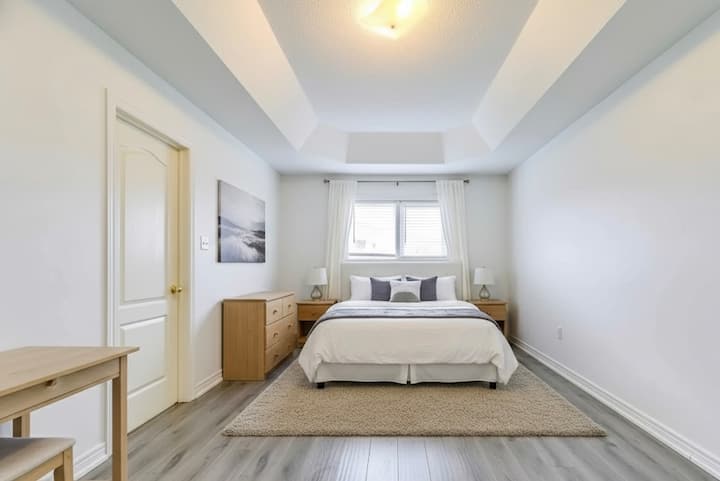 Private Master Suite With Ensuite In Heart Lake! - Brampton