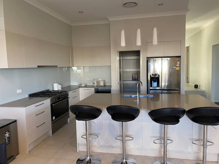 Nth Kellyville Retreat- 5 Bedroom Exclusive Stay - Castle Hill