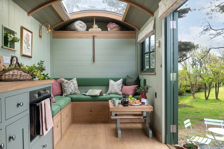The Shepherd's Hut - With A Luxurious Sea View - Snowdonia National Park