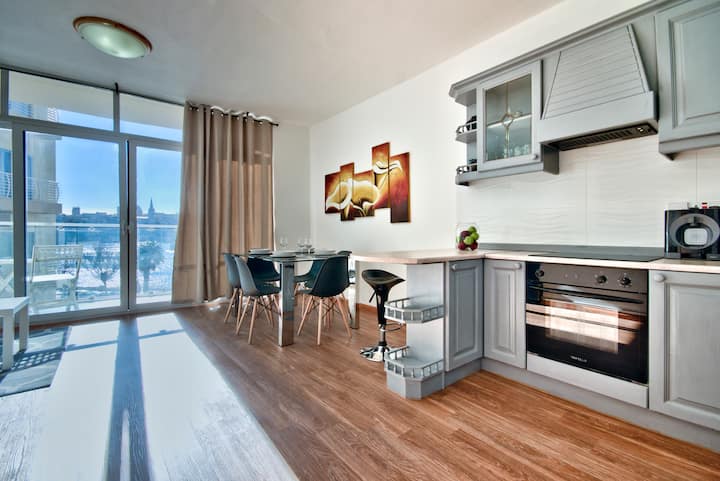 Cozy Sliema 2-bedroom Apartment With Sea Views - 발레타