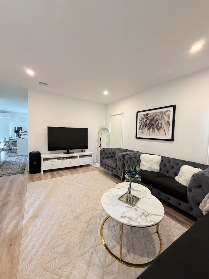 Chic & Comfortable 3bdr Home - Clyde North