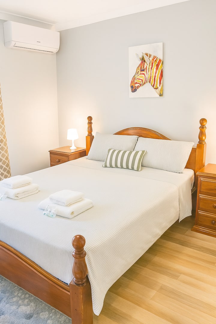 Room With Queen Size Bed In Wanneroo - Joondalup