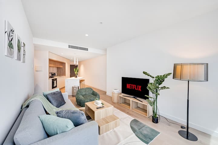 Sky-high Cbd Luxe 2br Apt W/pool, Gym, City Views - Melbourne