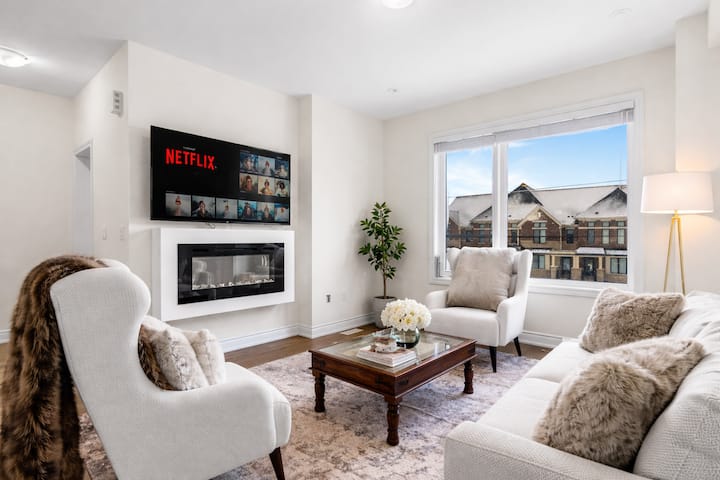 Bright Oakville 3br Home |Family + Patio & Parking - Oakville