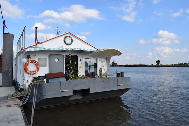 Außergewöhnliches Hausboot Inmitten Der Natur - Itzehoe