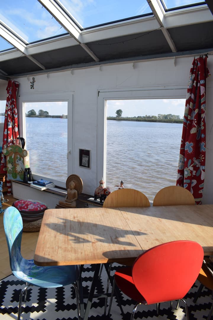 Außergewöhnliches Hausboot Inmitten Der Natur - Itzehoe