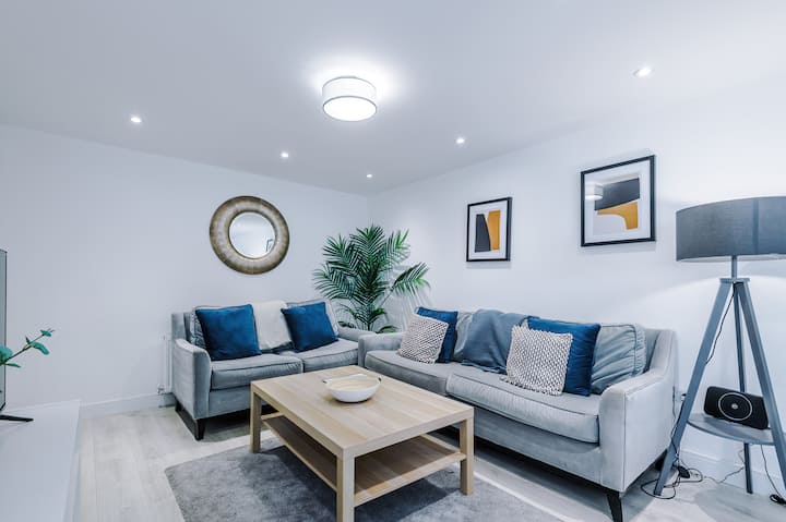 Shrewsbury 3br Oasis W/ Parking & Family Charm - Shrewsbury