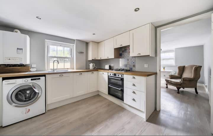 2-bed Cute And Cosy Cottage Style Flat - Reading