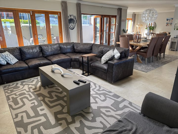 Stylish Family Home, Pool And Mountain View - Cape Town