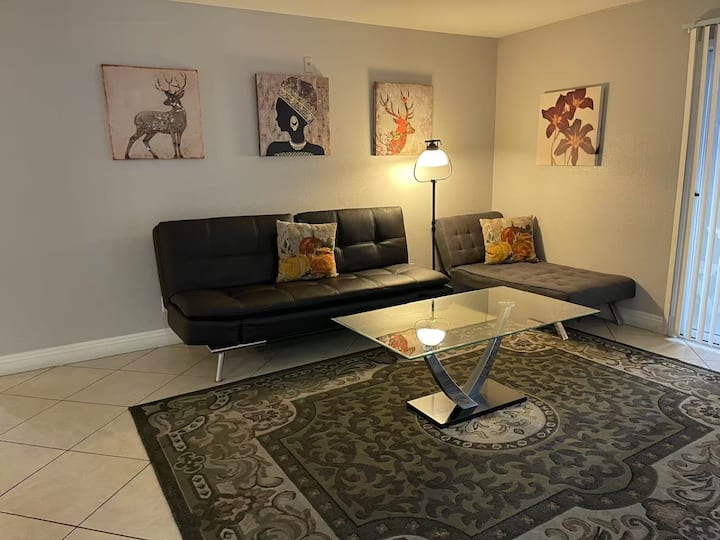 Spacious Vegas 3br/2ba Apt | Pool + Near Casinos - Las Vegas, NV