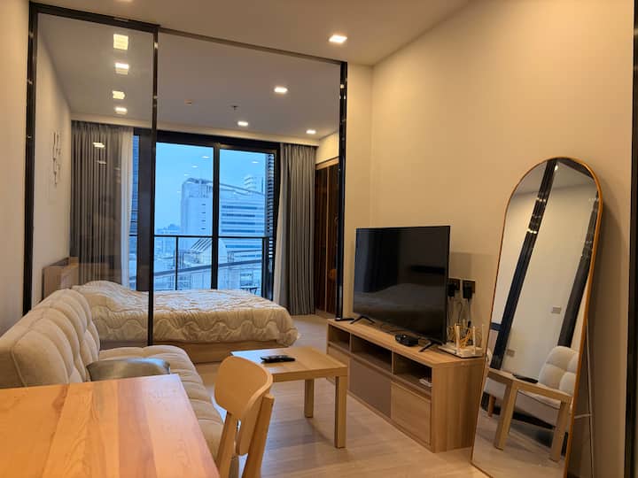 King Bed W/separate Living Room And Kitchen - Bangkok