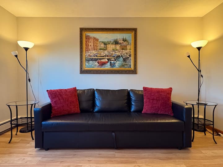 Simple Comfort: Ac, Parking & Pet-friendly - Wellesley, MA