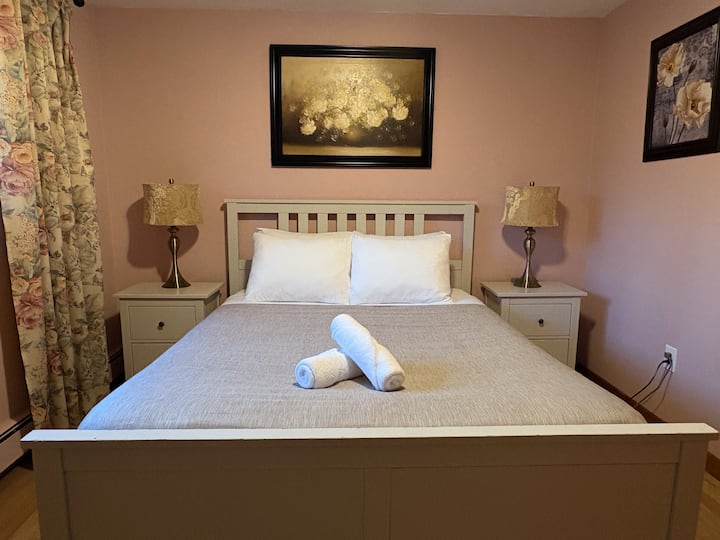 Simple Comfort: Ac, Parking & Pet-friendly - Weston, MA