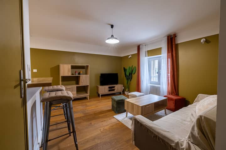 Spacieux 65m², Hypercentre, 3 Chambres & Wifi - Cholet