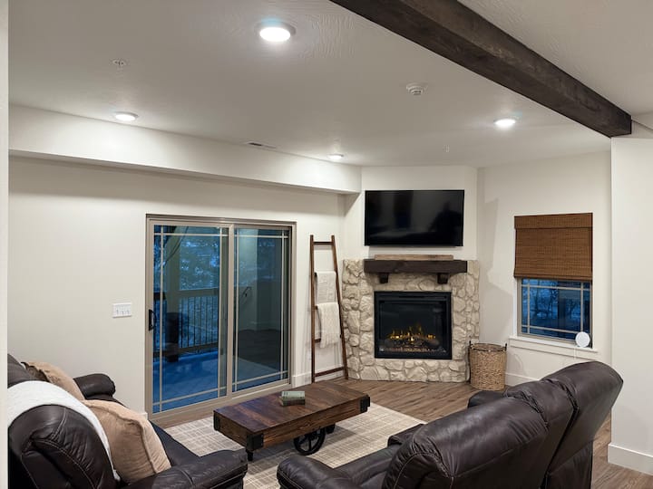 Ash & Oak | 3 Level Cabin | Private Hot Tub - Branson, MO