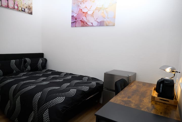 Double Room With Bed, Desk And Refrigerator. - Wuppertal