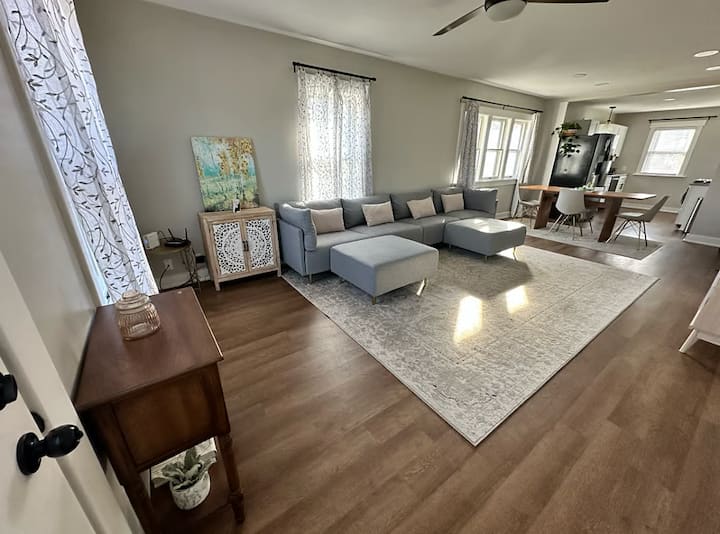 Cozy Bungalow Downtown Des Moines - Des Moines, IA