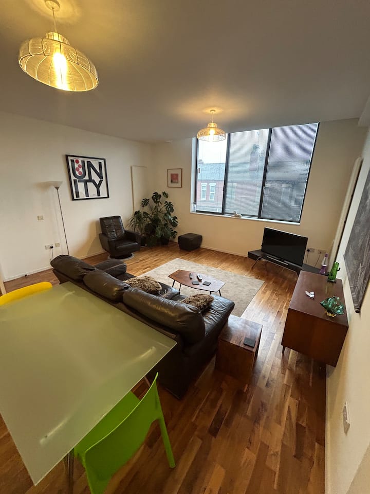 Altrincham Modern First Floor Flat With Parking - Altrincham