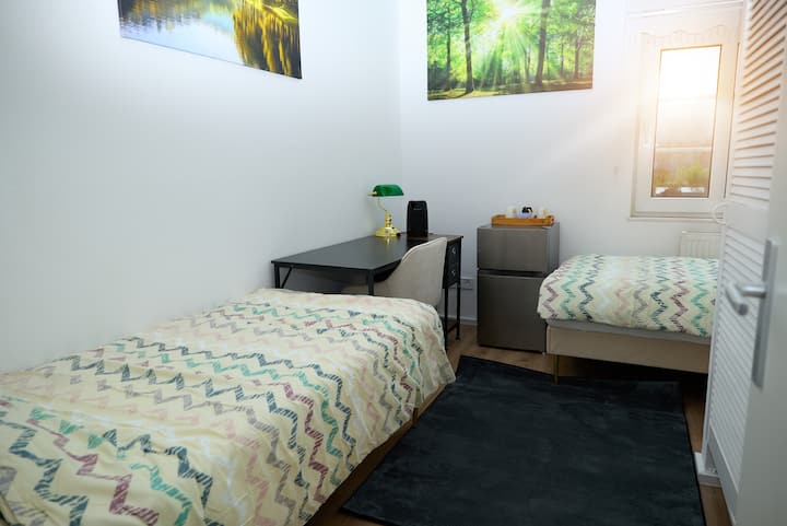 Twin Room With | 2 Single Beds & Desk - Wuppertal