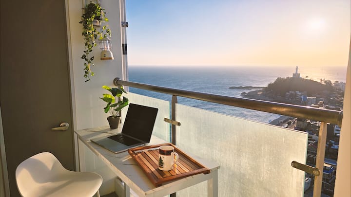 “18층 오션뷰, 햇살이 깨우는 일출 맛집”
“등대해변 1분 · 낭만과 아침의 설렘까지” - Sokcho-si