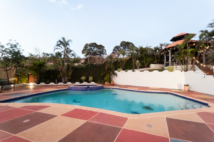 Huge Sky View Villa Overlooking Kingston - Kingston