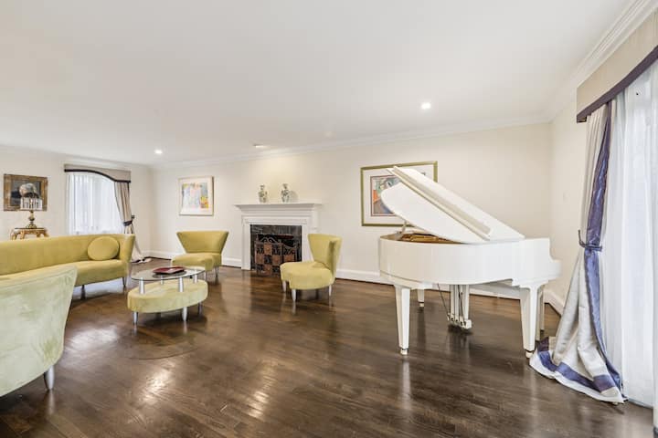 Upscale Bethesda Home • Pool, Piano & Bar - Bethesda, MD