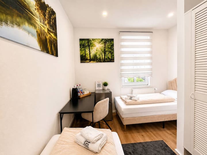 Twin Room With | 2 Single Beds & Desk 12 - Wuppertal