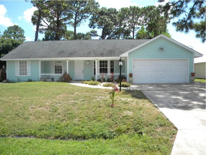 The Red Cottage Retreat - Port St. Lucie, FL