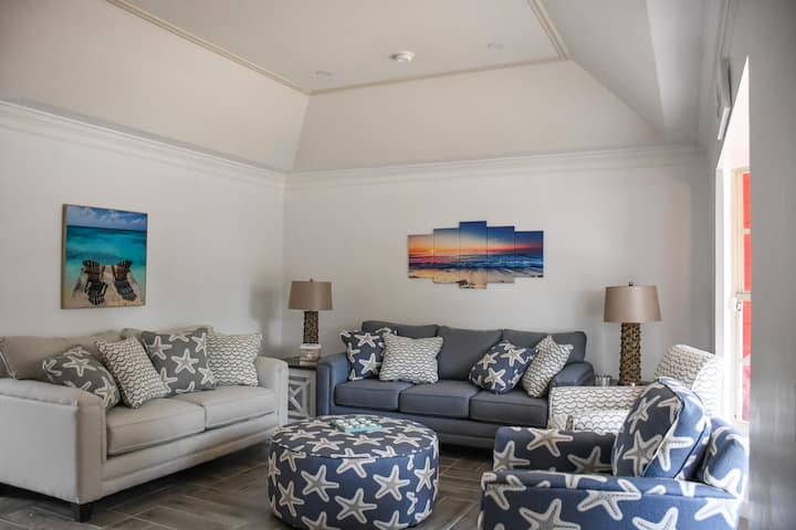 The Red Cottage Retreat - Port St. Lucie, FL