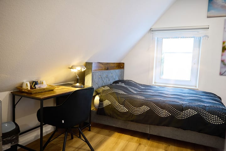 Room With 160 Cm Bed + Sofa Bed & Workspace - Wuppertal
