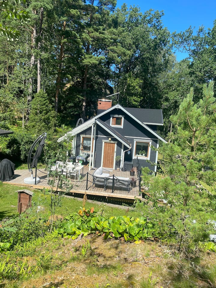 Mökki Meren Rannalla, Autotien Päässä. - Rymättylä