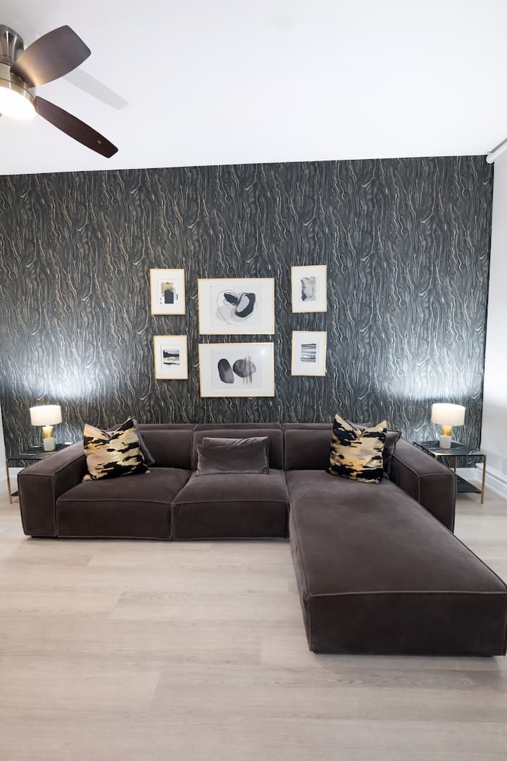 Modern Luxe Living – Walk To Square One & Transit - Mississauga