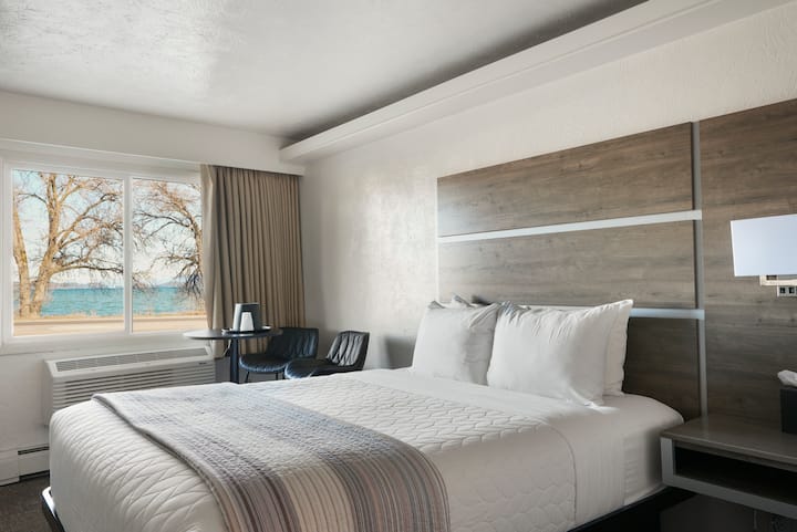 Comfortable 2-queen Room With Lake Views - T4qq - Polson, MT