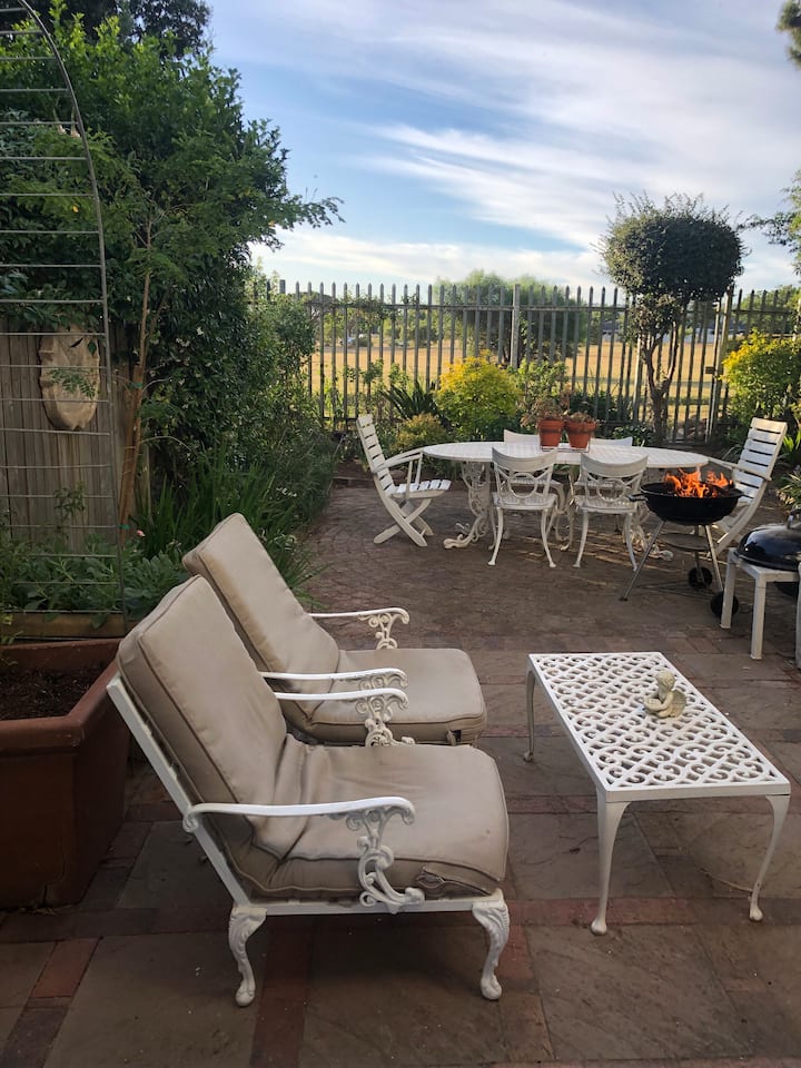 Little Gem With Lots Of Outdoor Space Around You. - Somerset West