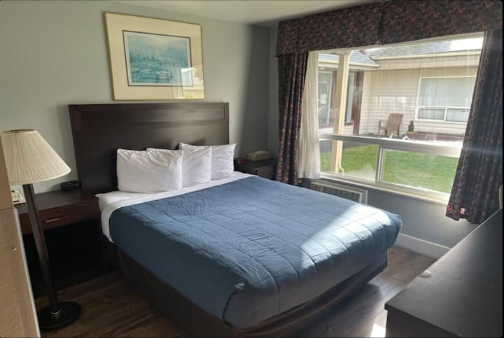 Single Queen Bed Accessible Room Non_smoking - Ocean Shores, WA
