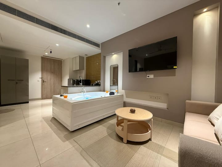City Lights Heaven With Jacuzzi & Cozy Lounge - Gurugram