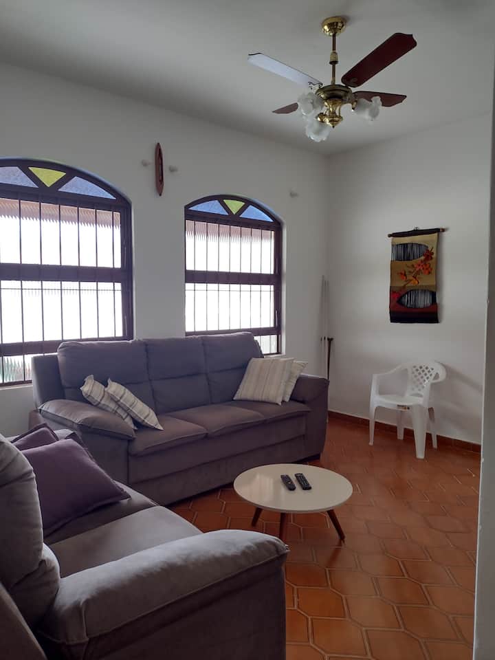 Casa Espaçosa Com Ar-condicionado E Churrasqueira - Caraguatatuba