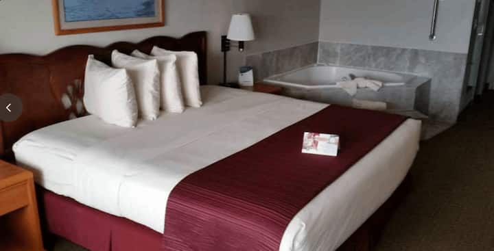 Luxury King Bed With Jacuzzi Tub And Sofa Bed - Ocean Shores, WA