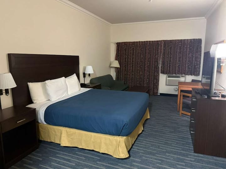 Luxury King Bed Room With Fire Pit And Sofa - Ocean Shores, WA