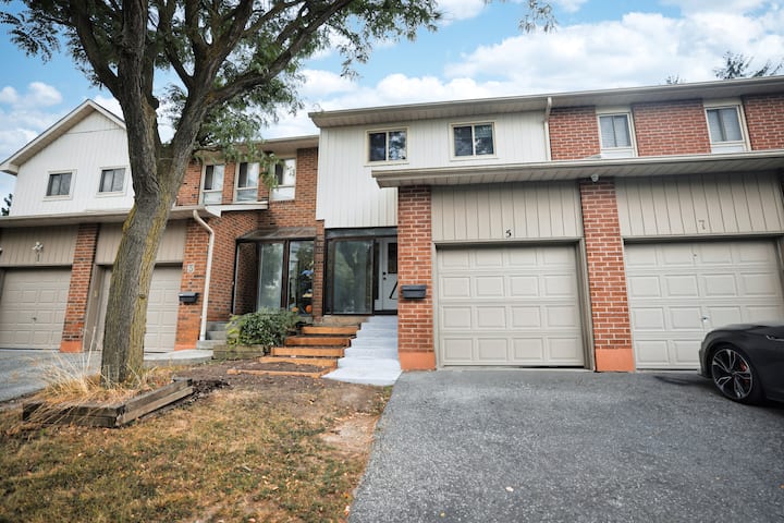 3 Bedroom Townhouse Near Scarborough - Toronto, ON